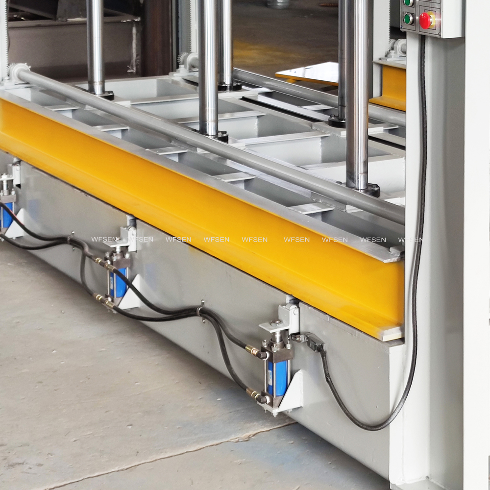 Cold press with 3 feeding rollers